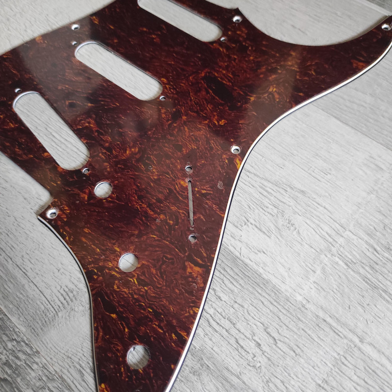 Pickguard Tortoise 3 ply 8 trous pour Stratocaster style 57-62's